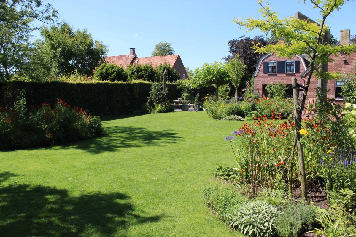 LipsGroen - Grote tuin Nistelrode met water geeft rust